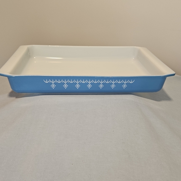 Pyrex | Dining | Vintage Pyrex Casserole Dish 933 Snowflake Blue ...